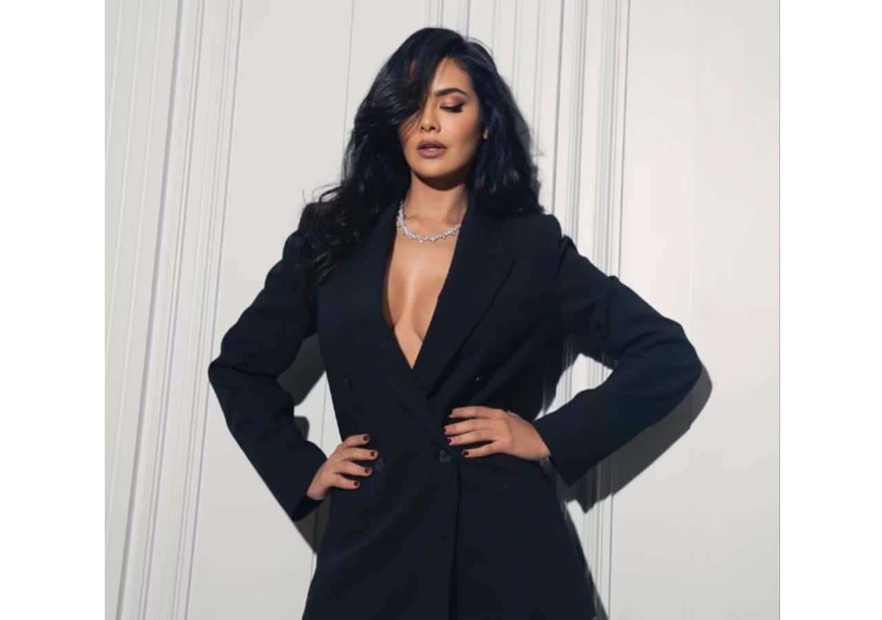 Braless Chic: Steal Blazer Style Tips from Janhvi Kapoor, Esha Gupta ... Braless Chic: Steal Blazer Style Tips from Janhvi Kapoor, Esha Gupta ...