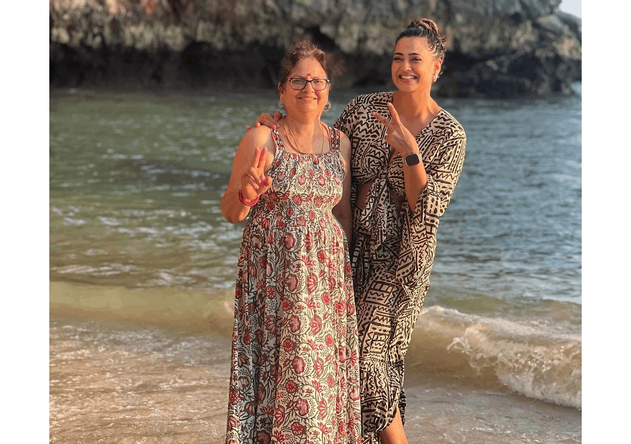 Shweta Tiwari flaunts her well-toned midriff as she shares happy ...