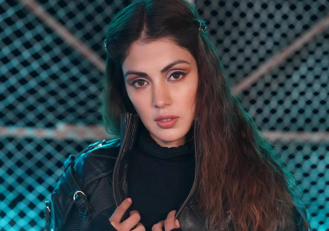 Rhea Chakraborty Compared with Urfi Javed in her latest pics- उर्फी ...