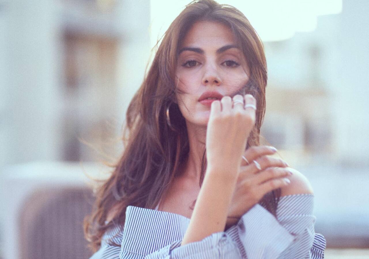 Rhea Chakraborty Compared with Urfi Javed in her latest pics- उर्फी ...