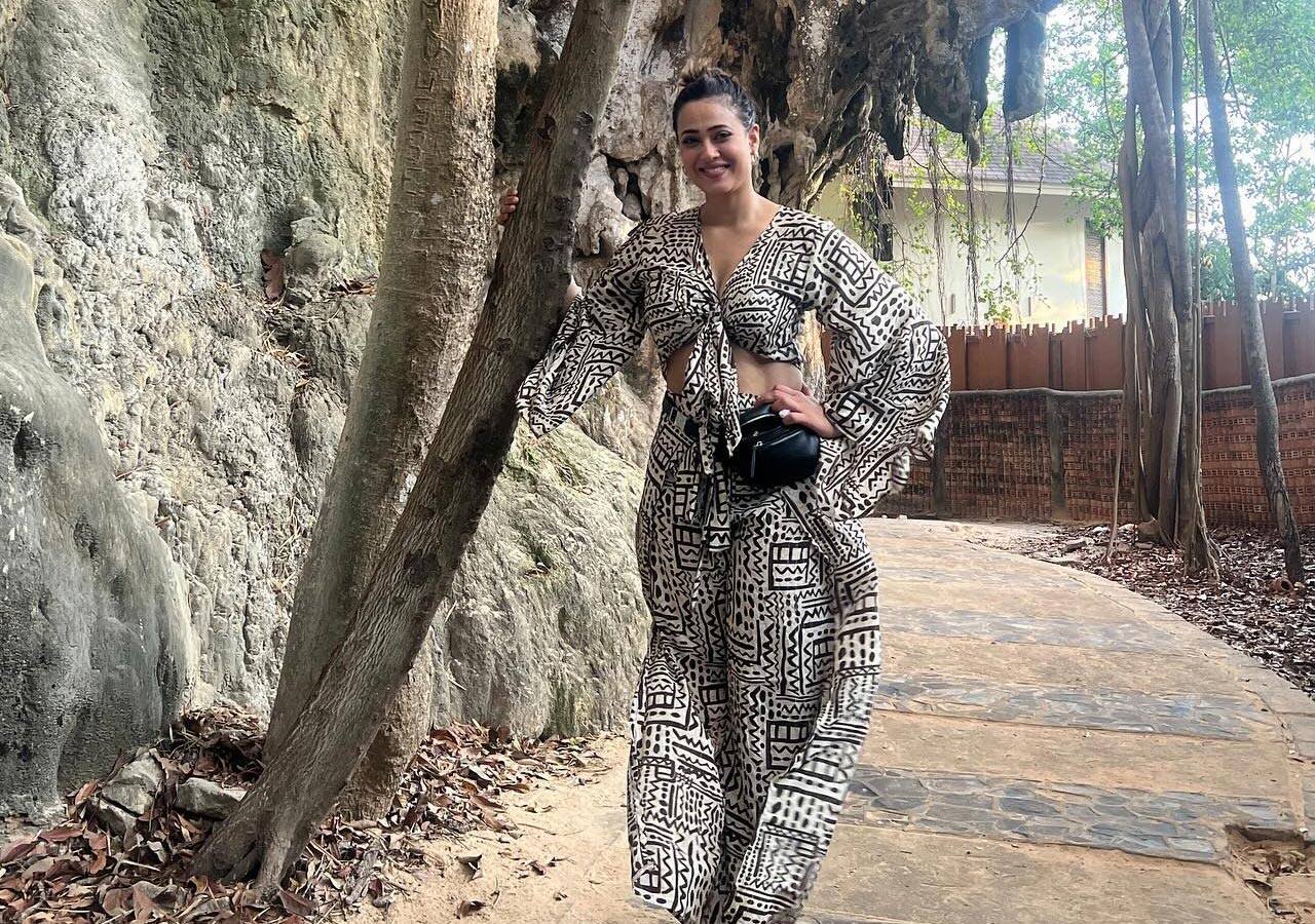 Shweta Tiwari flaunts her well-toned midriff as she shares happy ...