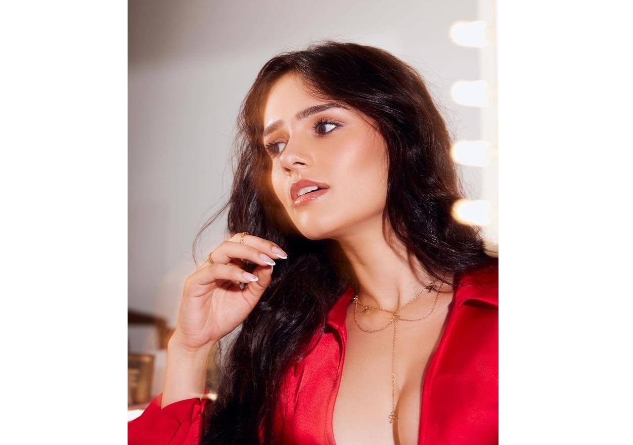 Anupamaa: Nishi Saxena aka Dimpy adds to the scorching temperatures with her bold and classy ...