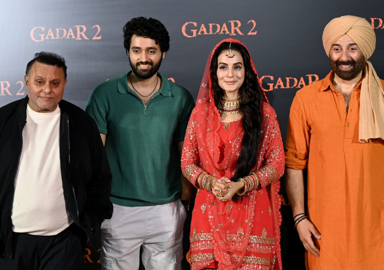 Ameesha Patel says she and Sunny Deol had a lot of creative discomfort; claims Gadar 2 director ...