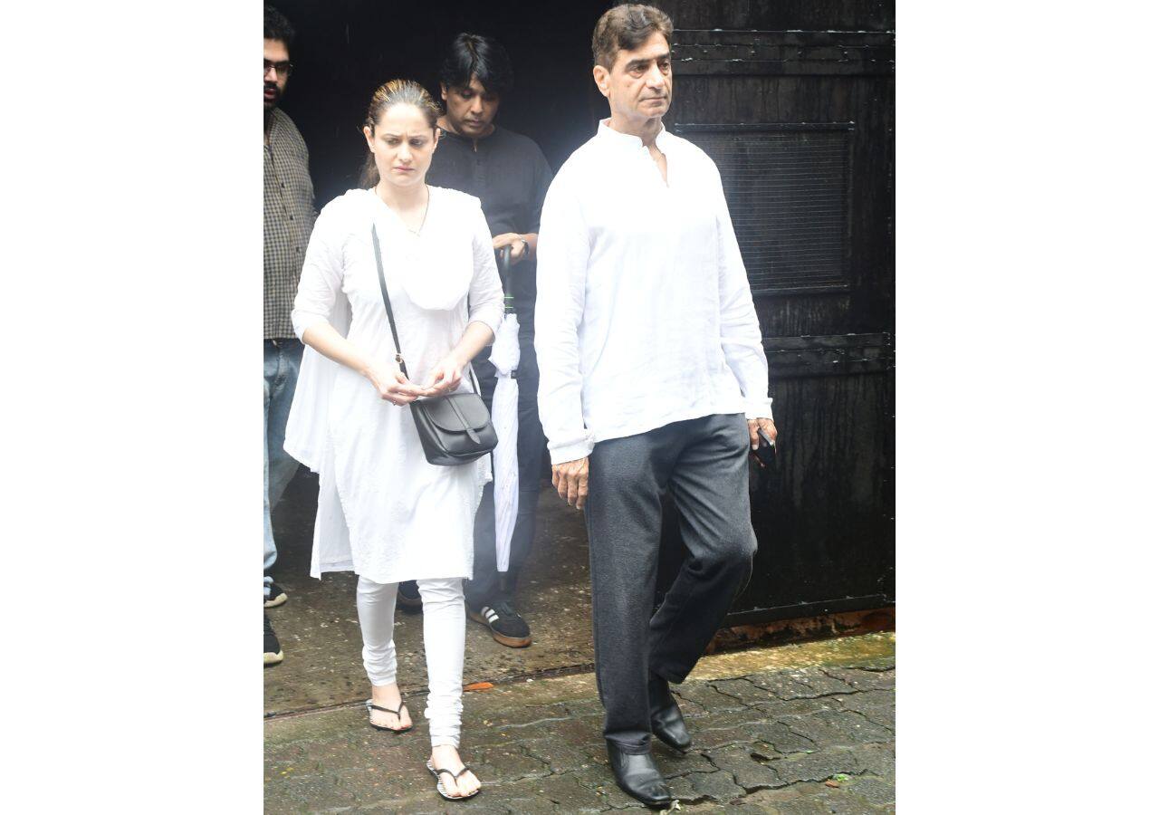 Bollywood Celebrities Pay Tribute To Krishan Kumar Daughter Last Rites