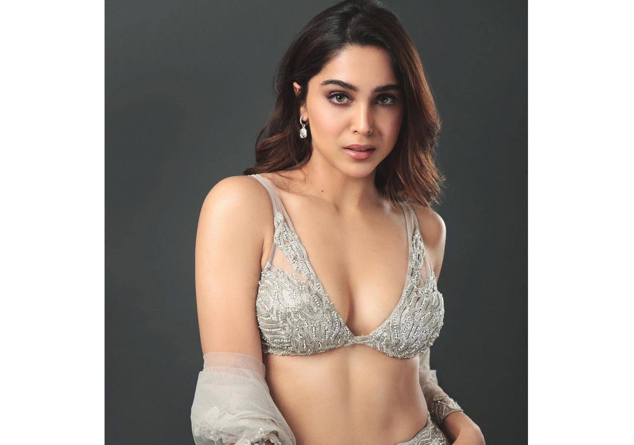 Sobhita Dhulipala Beats Shah Rukh Khan In IMDB Most Popular Indian Celebrity - 2024 में शाहरुख ...