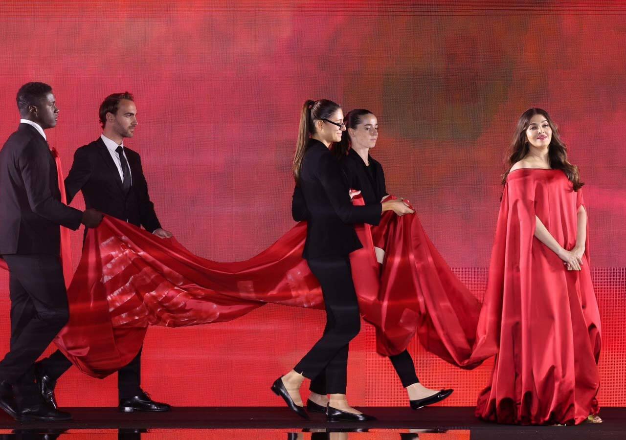 Aishwarya Rai Bachchan Ramp Walk in Paris Fashion Week: किसी रियासत की ...