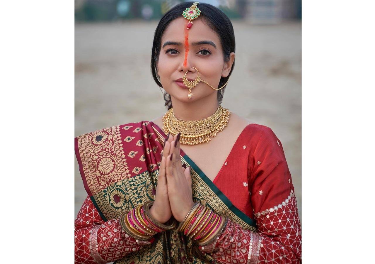 manisha rani Chhath Puja photos set fire on internet - छठ पूजा पर छाईं ...