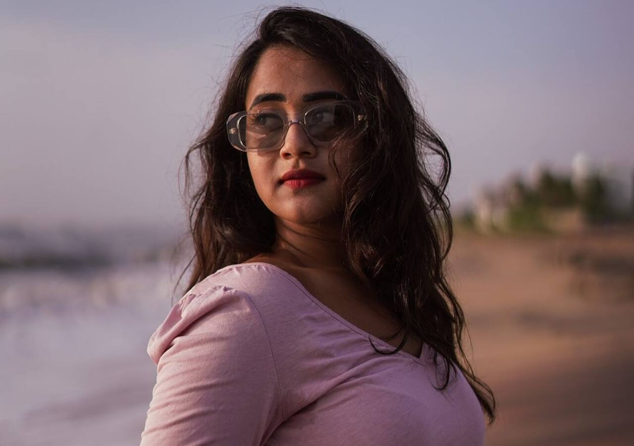 Deepthi Sunaina beach killer style shook the internet - दीप्ति सुनैना ने हिलाया इंटरनेट, फोटोज ...