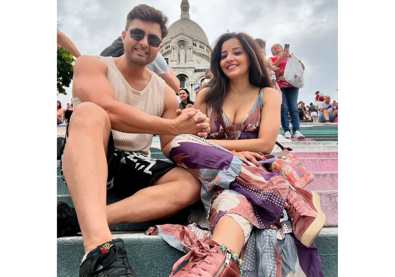 Monalisa and Vikrant Singh Rajpoot bold pose in swimming pool : मोनालिसा और विक्रांत सिंह राजपूत ...