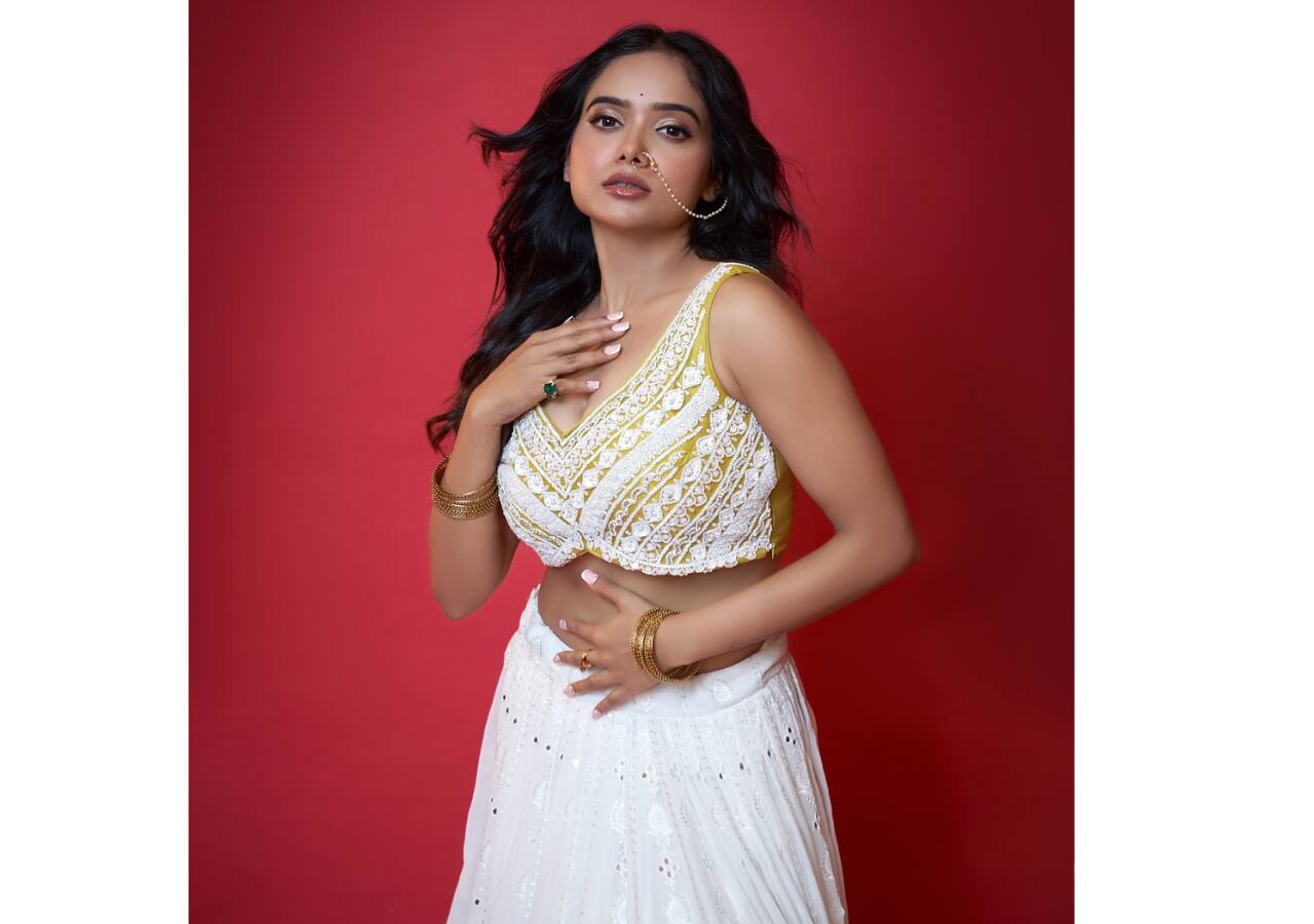 Manisha Rani looks bold and beautiful in white lehenga photos Viral on ...