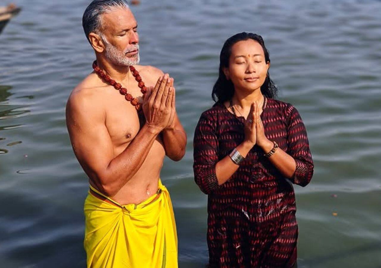 Mahakumbh Amrit Snan Milind Soman With Wife : मिलिंद सोमन ने बीवी संग लगाई आस्था की डुबकी