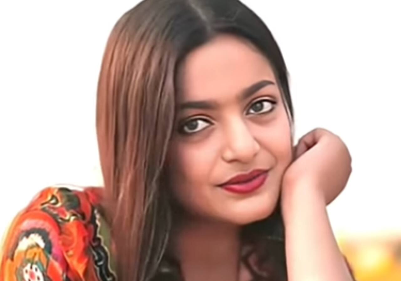 Mahakumbh girl Monalisa stuns in her new viral photoshoot know the truth