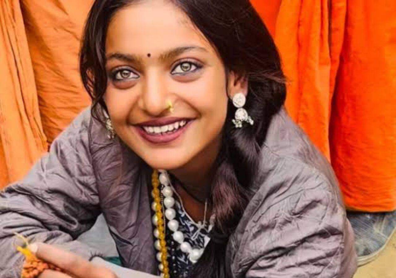 Maha Kumbh’s viral star Monalisa stuns with a jaw-dropping...