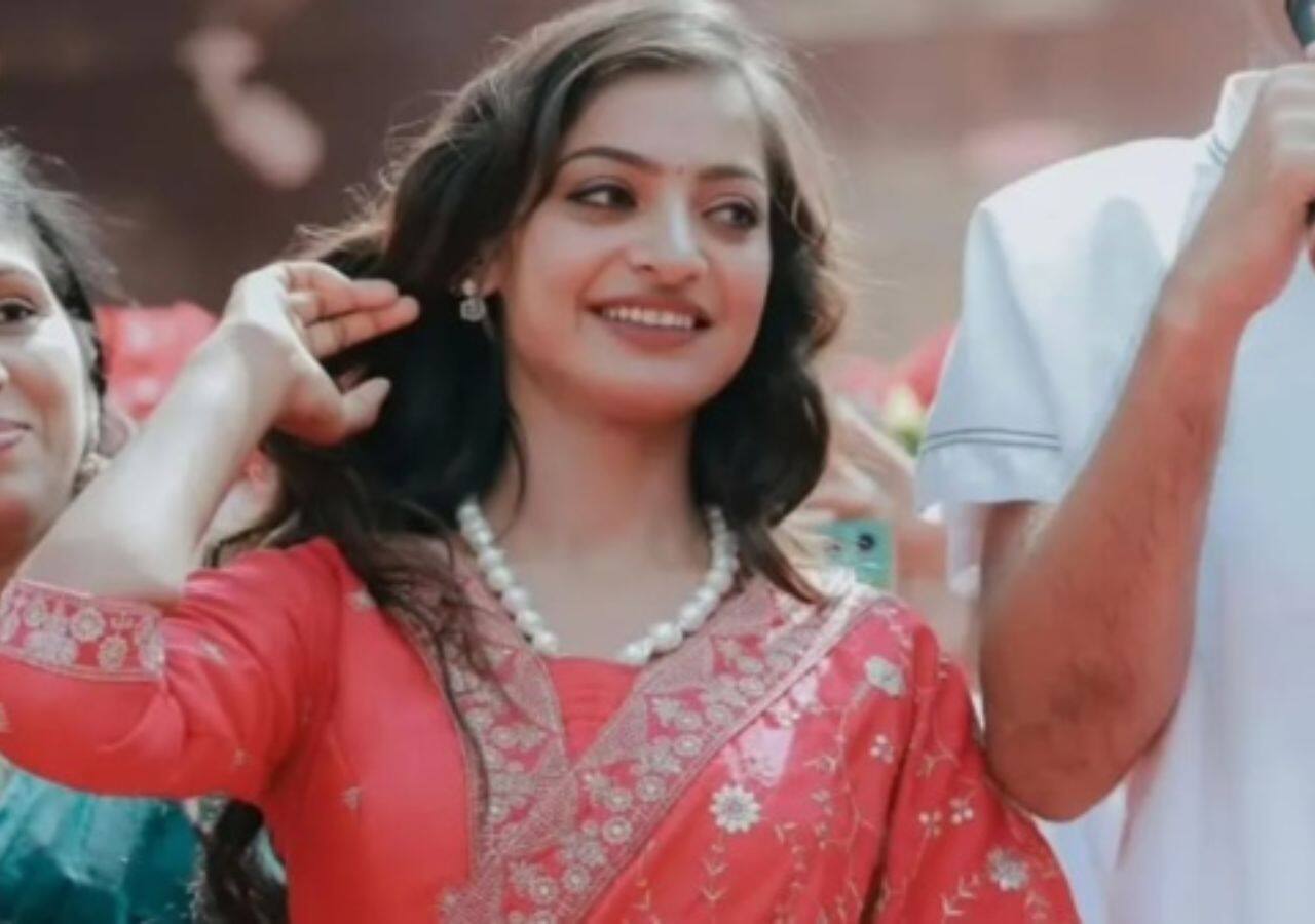 Maha Kumbh’s viral star Monalisa stuns with a jaw-dropping...