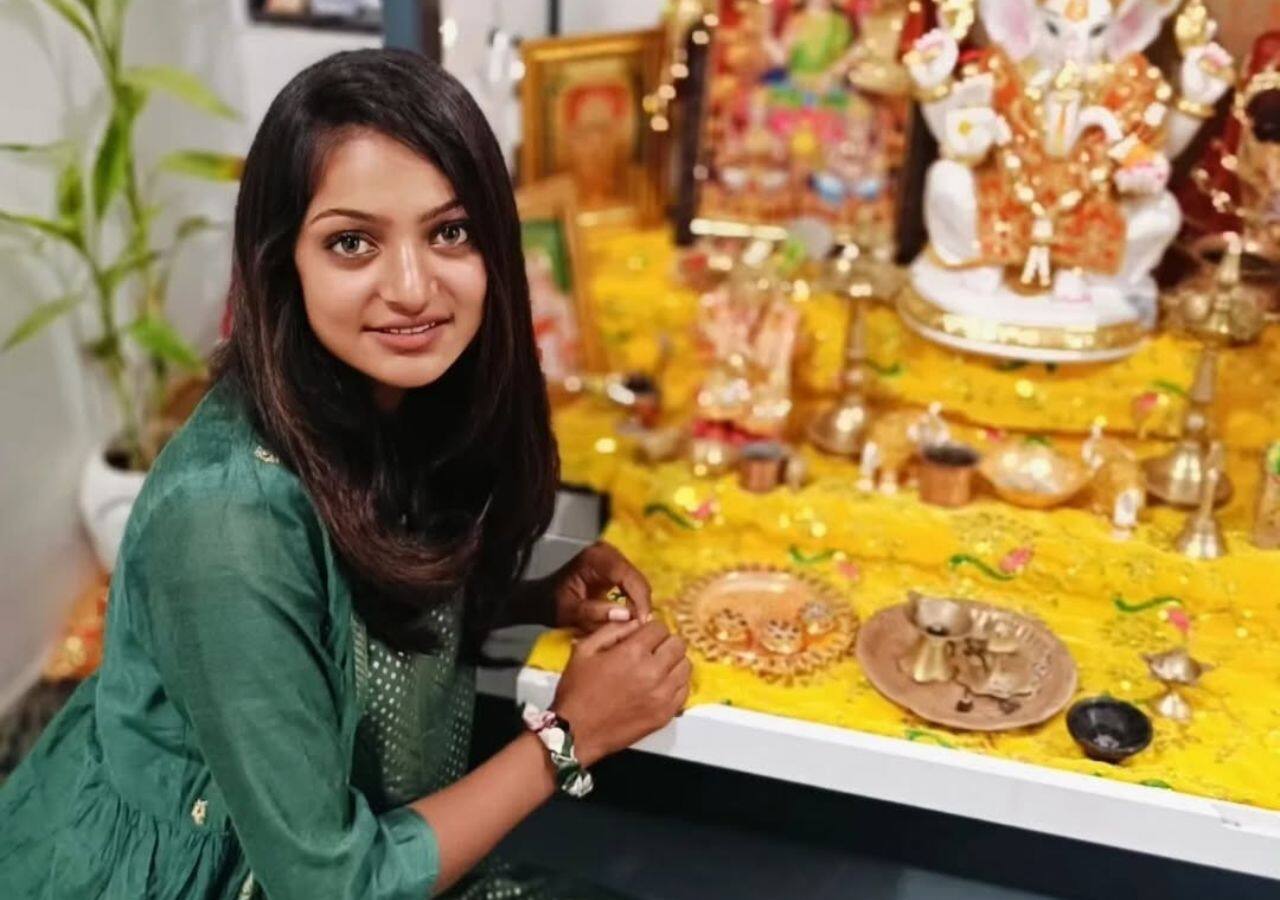 Monalisa sets social media on fire with her Maha Kumbh reel, fans find ...