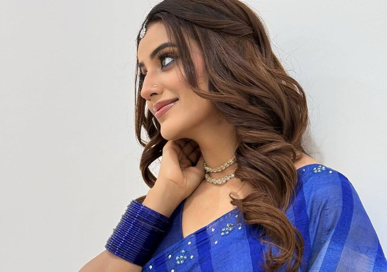 नीली साड़ी और ट्रेडिशनल ज्वेलरी में अक्षरा सिंह का देसी लुक हुआ वायरल : akshara singh blue saree ...