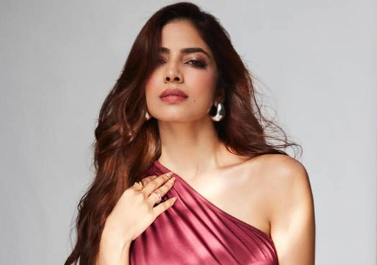 मुंबई लोकल में मालविका मोहनन को सुननी पड़ी गंदी बात : Malavika Mohanan Shares Horrifying ...