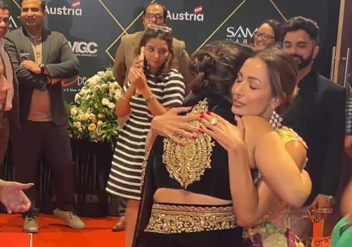 Kajol's GENUINE reaction as she hugs Malaika Arora at an event leaves ...