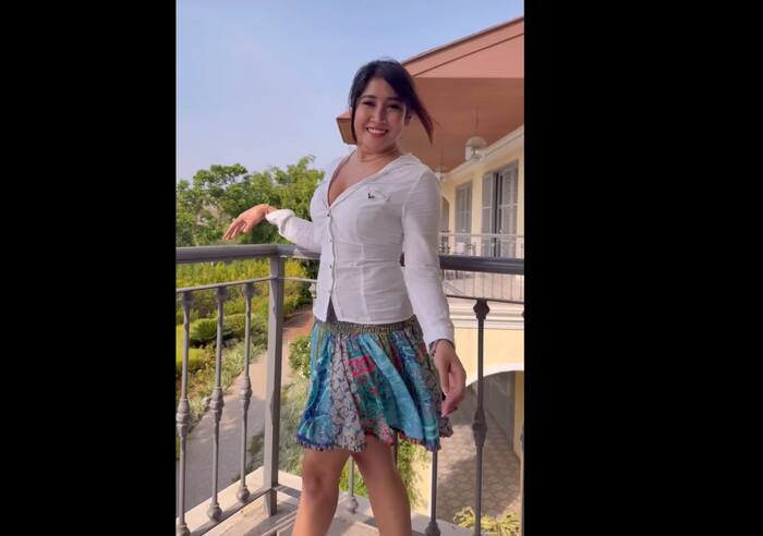 Sofia Ansari Flaunting Cleavage In White Shirt With short Skirt photos ...