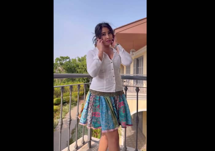 Sofia Ansari Flaunting Cleavage In White Shirt With short Skirt photos ...