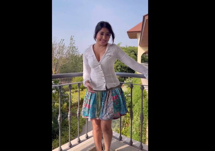 Sofia Ansari Flaunting Cleavage In White Shirt With short Skirt photos ...