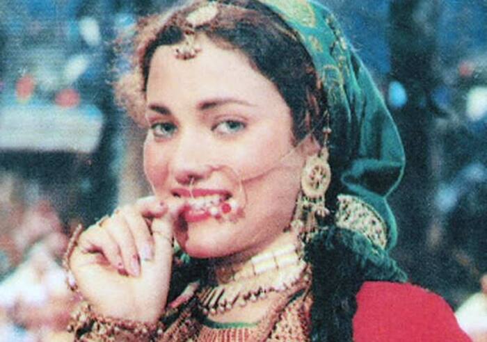 Mandakini bold scene 6