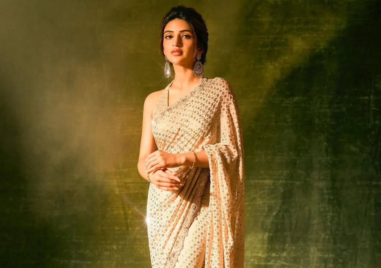 South Actress Sreeleela look hot and glam in ivory saree and backless ...