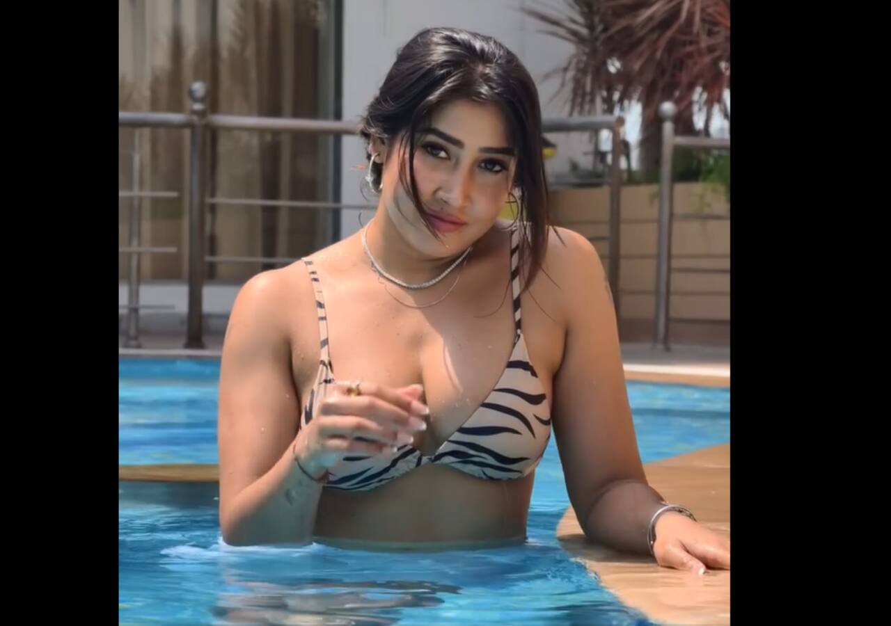 Sofia Ansari looks bold in black And white bikini photos goes viral - Sofia Ansari ने स्विमिंग ...
