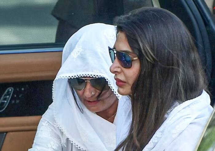 Karisma Kapoor, Kareena Kapoor Khan and Saif Ali Khan get teary-eyed during Sunjay Kapur's last ...