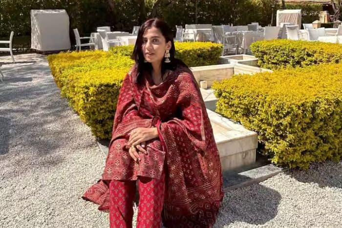 Manoj Tiwari’s daughter Rhiti Tiwari RIVALS Bollywood actresses in ...