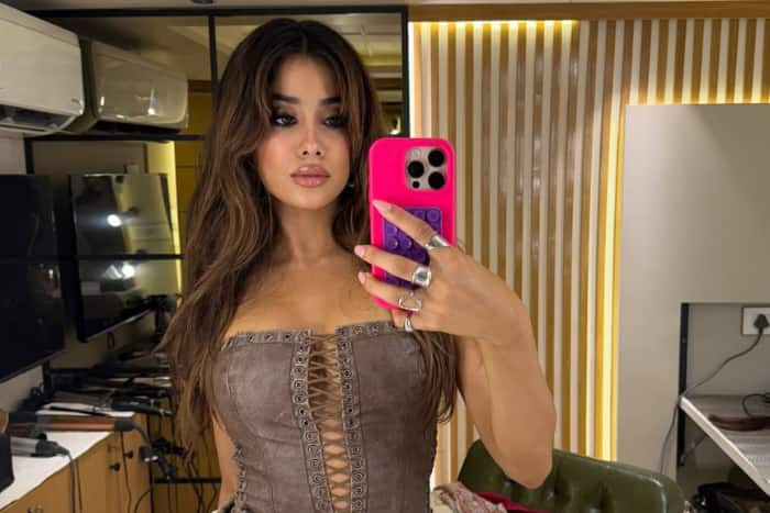 Jahnvi Kapoor's iconic corset look sets social media on fire