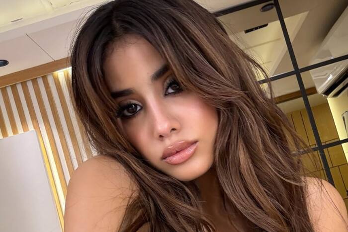 Jahnvi Kapoor's iconic corset look sets social media on fire