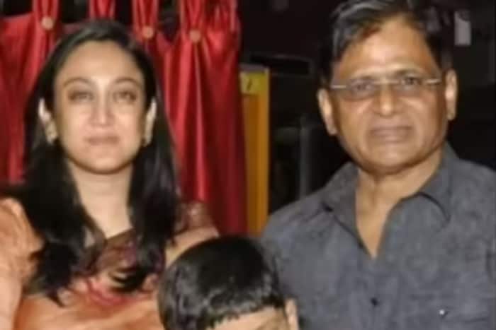 Sanjay Mishra’s wedding pictures with Mahima Chaudhary go VIRAL; But ...