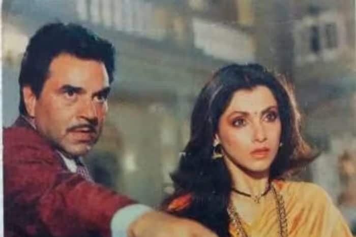 Dharmendra bold scene with dimpel kapadia