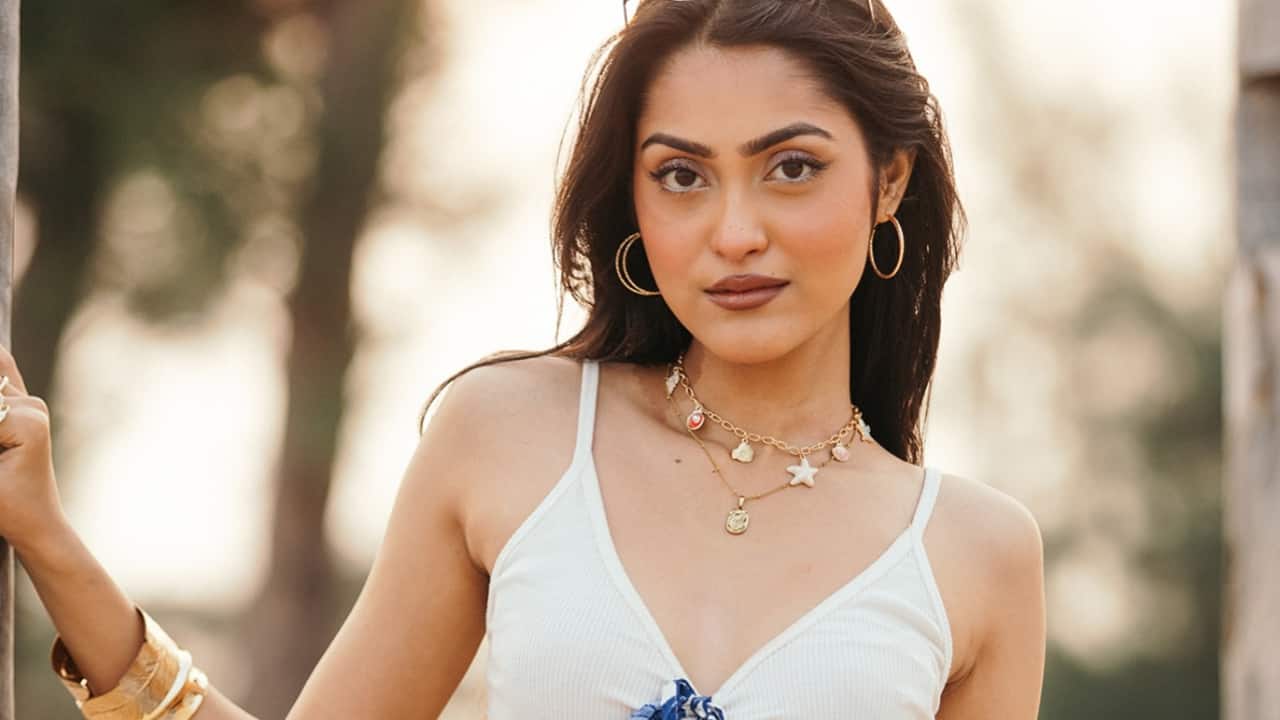 Simran Khan claims choreographer puts hand into her jeans : सोशल मीडिया ...
