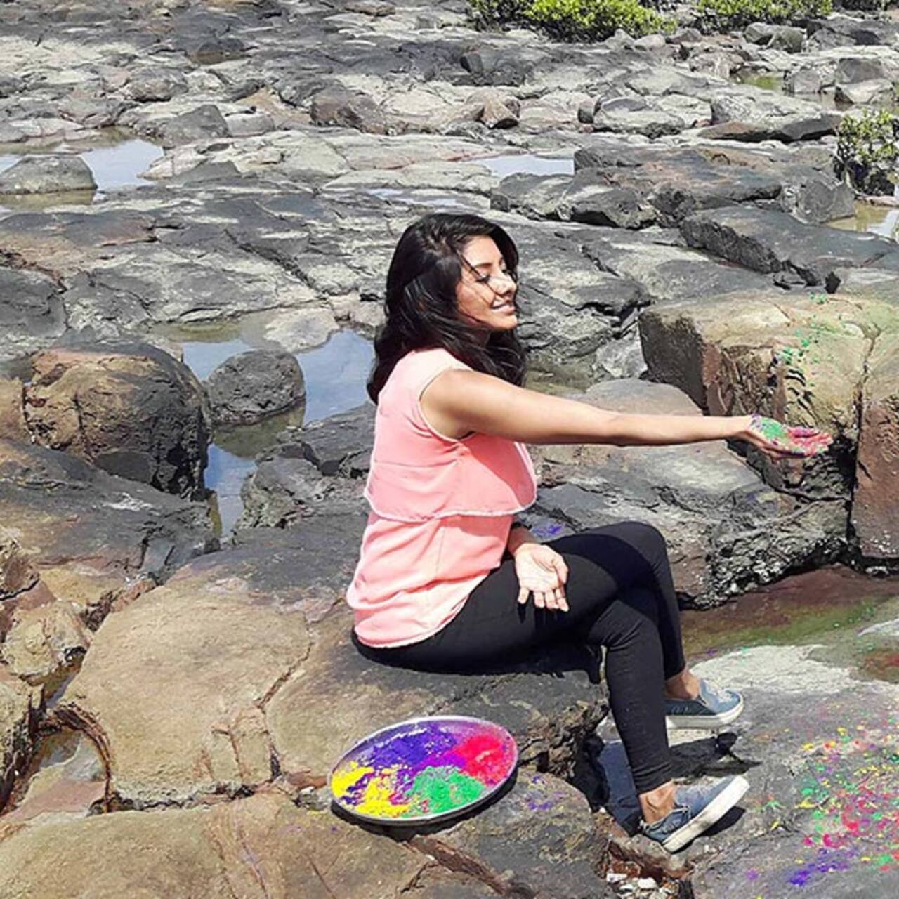 Simran Khanna celebrates Holi on the sets of Sankyukt – check out pics ...