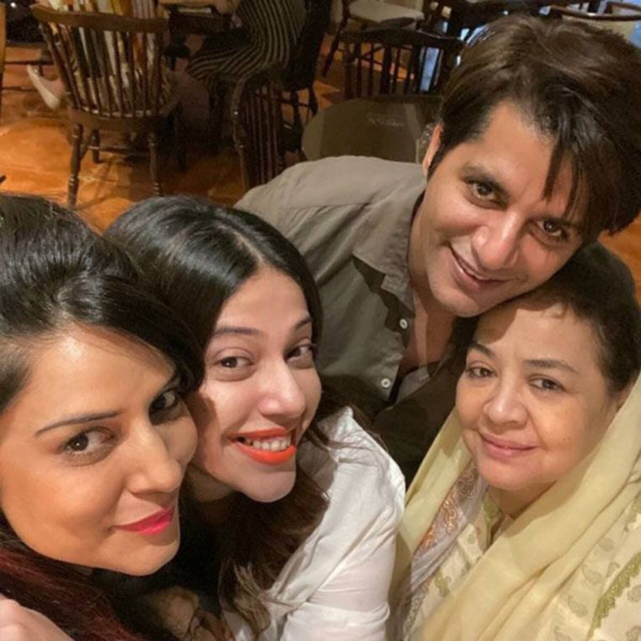 Karanvir Bohra, Farida Jalal, Aditi Malik and Simple Kaul's reunion ... Karanvir Bohra, Farida Jalal, Aditi Malik and Simple Kaul's reunion ...