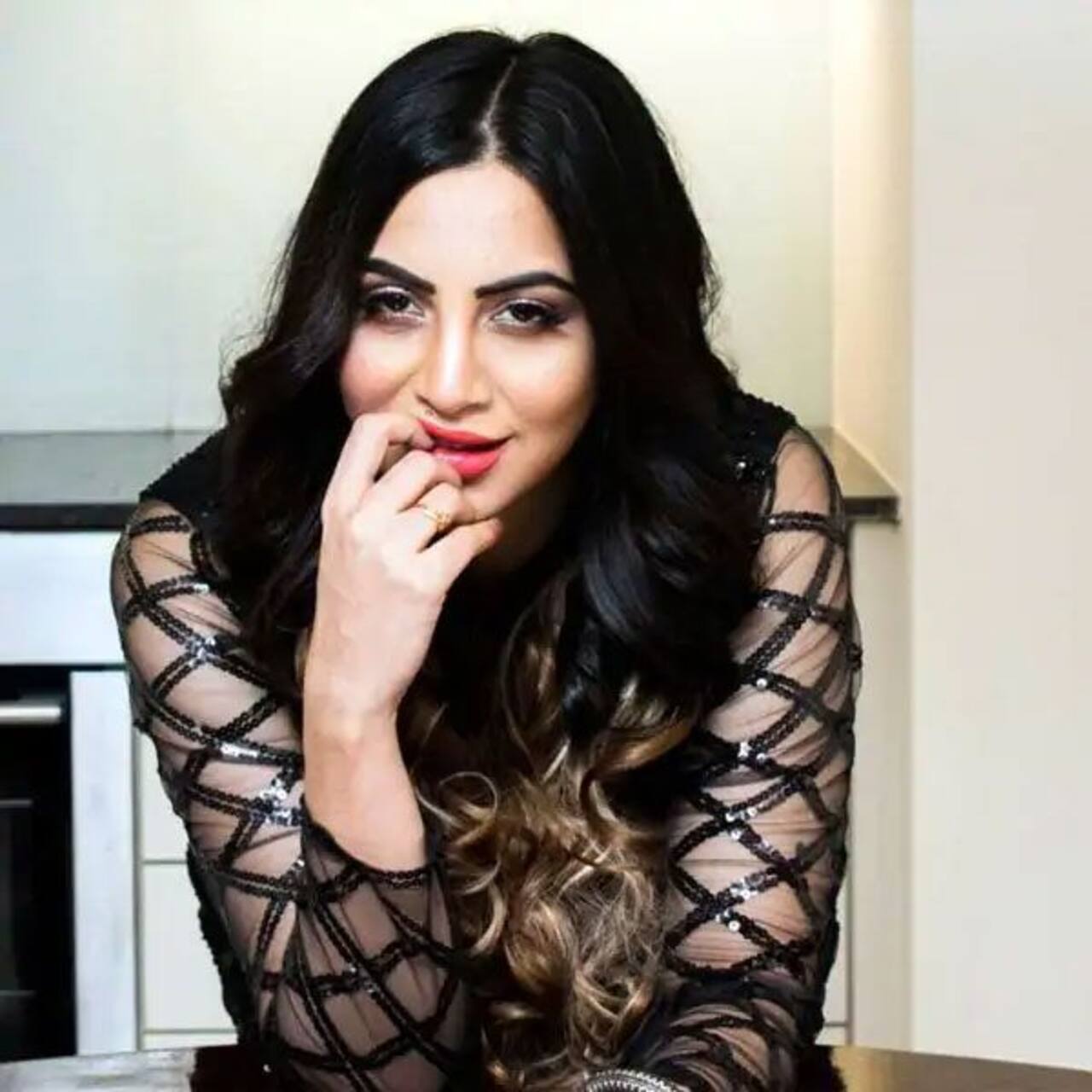 Bigg Boss contestant Arshi Khan will make you go weak in the knees with ...
