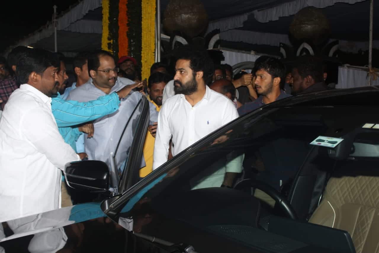 Jr. NTR visits his legendary grandfather N.T. Rama Rao's memorial to ...