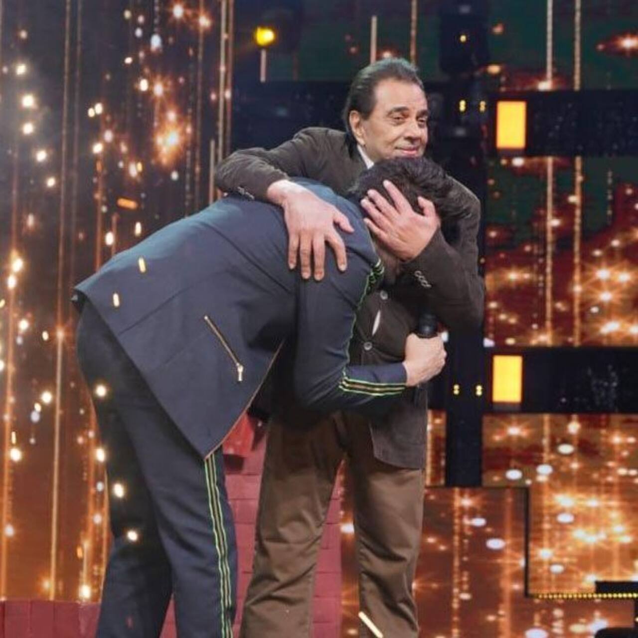 Dharmendra recreates his iconic Jai-Veeru moment from Sholay, with host ...