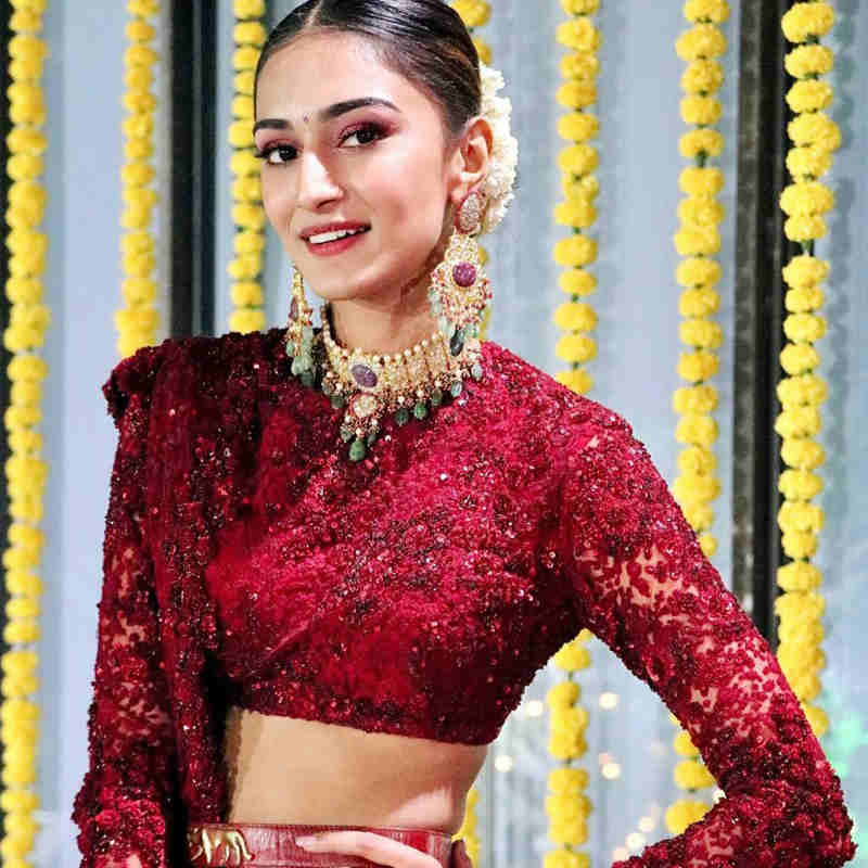 Erica Fernandes looks every bit of glamorous in an ethnic outfit