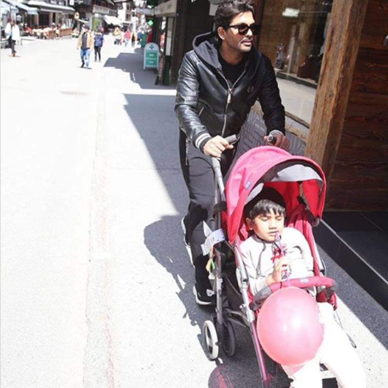 THESE cute pics of stylish Allu Arjun with kids Ayaan and Arha will ...
