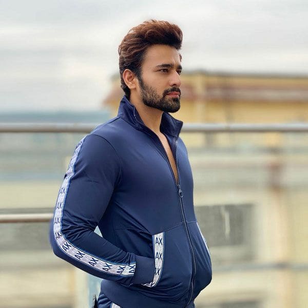 Naagin 3 actor Pearl V Puri conducts an impromptu photoshoot between ...