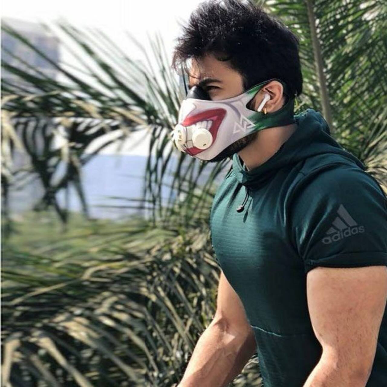 Naagin 3 actor Pearl V Puri conducts an impromptu photoshoot between ...