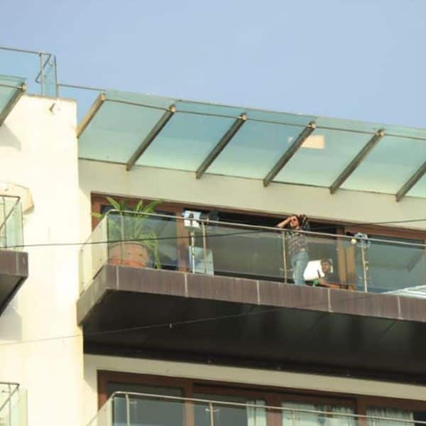 Shah Rukh Khan starts shooting in the balcony of Mannat – view pics