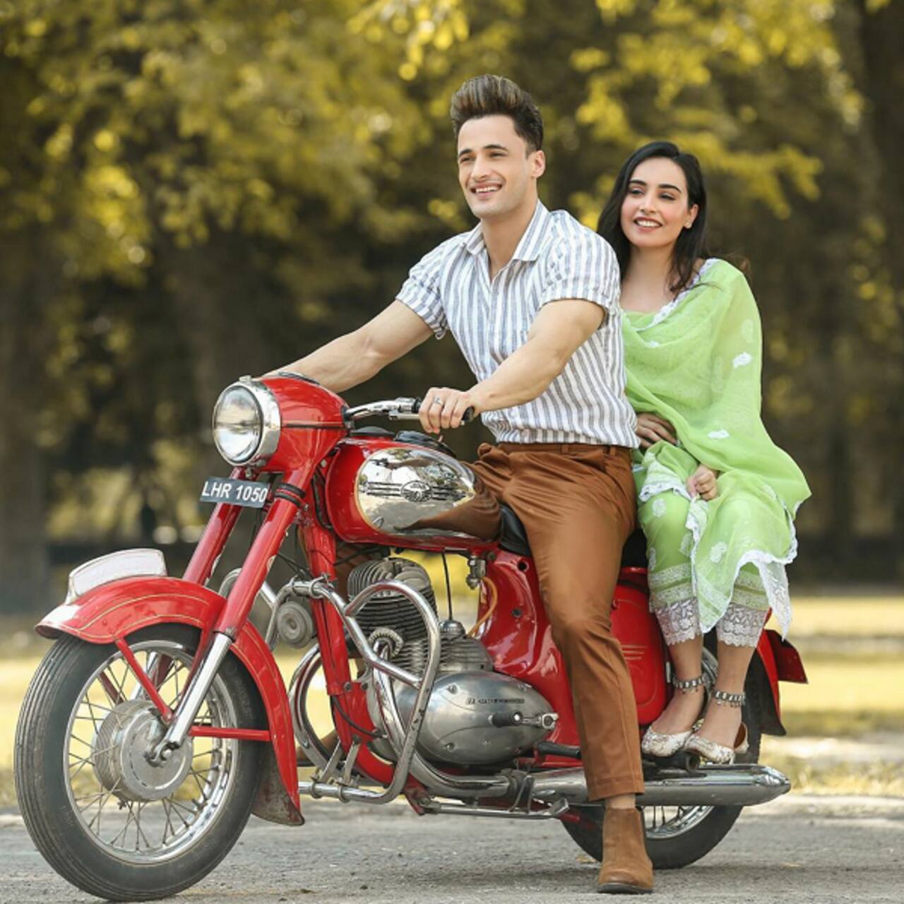 Teri Gali song: These still from Asim Riaz and Barbie Maan's romantic ...