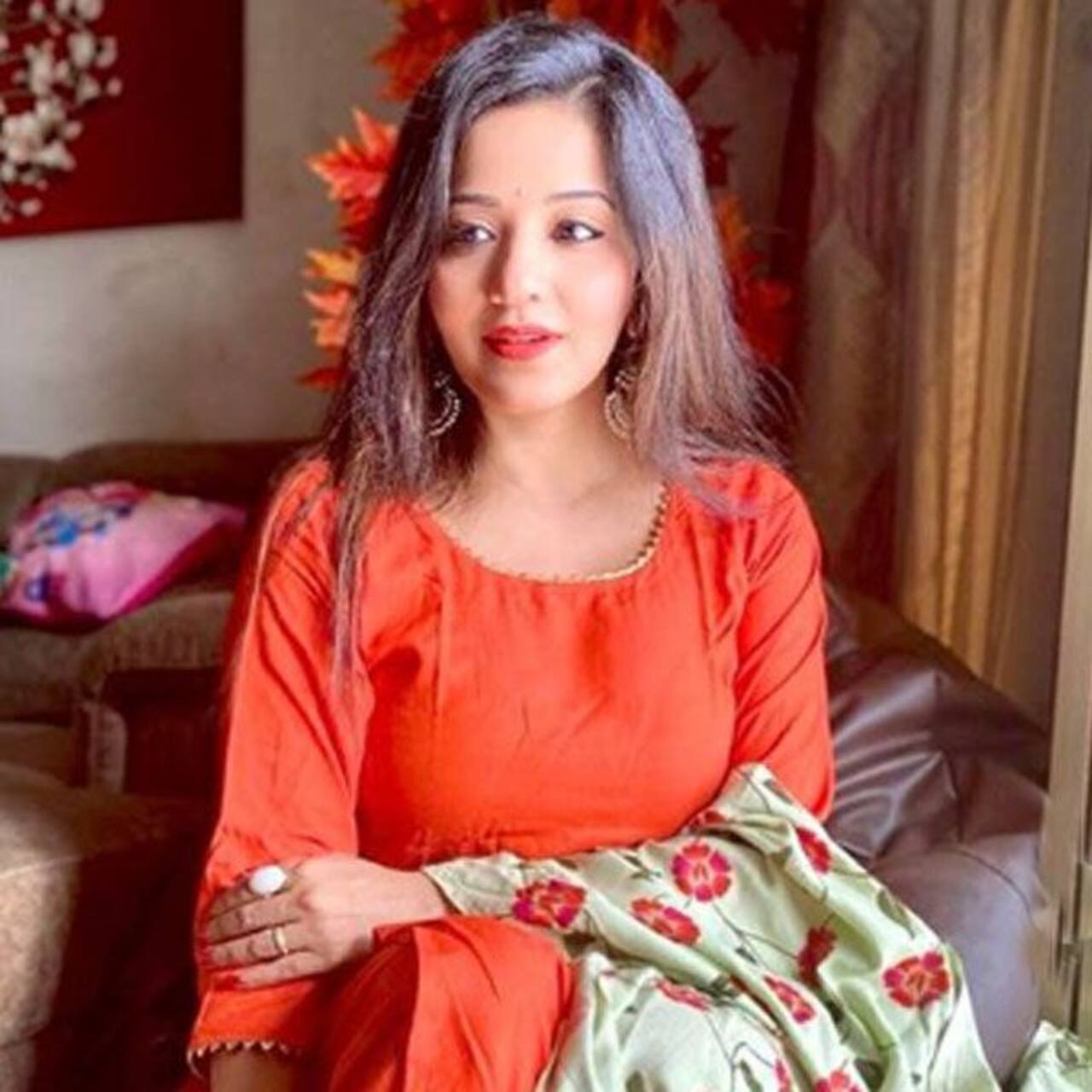 Mona Lisa looks fabulous as she poses in a beautiful orange outfit