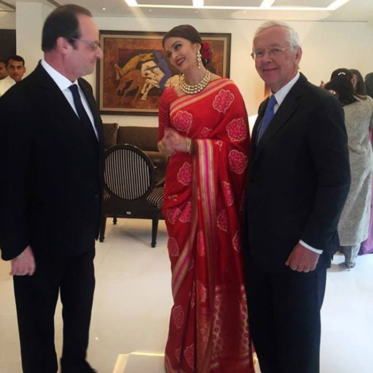 Aishwarya Rai looks exquisite in red Banarasi saree for meeting French ...