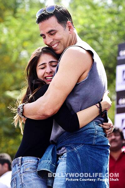 Akshay Kumar hugging his crying female fan is the cutest thing you will ...