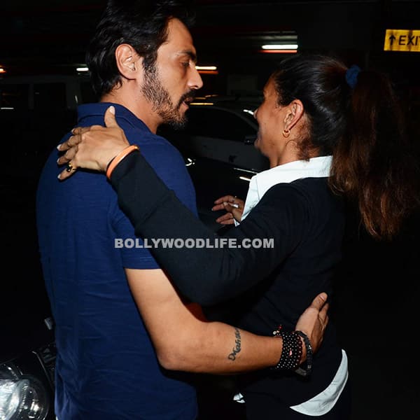 Aww! Arjun Rampal KISSES wife Mehr Jessia openly at Mumbai airport